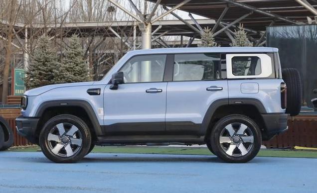 北京BJ40魔核电驱版实测，1.5T增程 纯电152公里，硬派SUV新选择_新闻看看