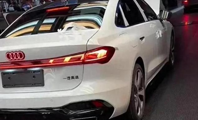 奥迪终于妥协!全新“a5l”实车亮相,华为智驾 三块大屏,能成? 新闻看看