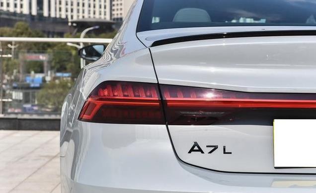 奥迪A7L降价超10万！从42万降至30万出头，2.0T四驱让A6L黯然失色_新闻看看