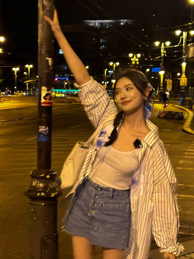 林允晒夜拍美照 造型娇俏可人露美腿娱乐频道中华网