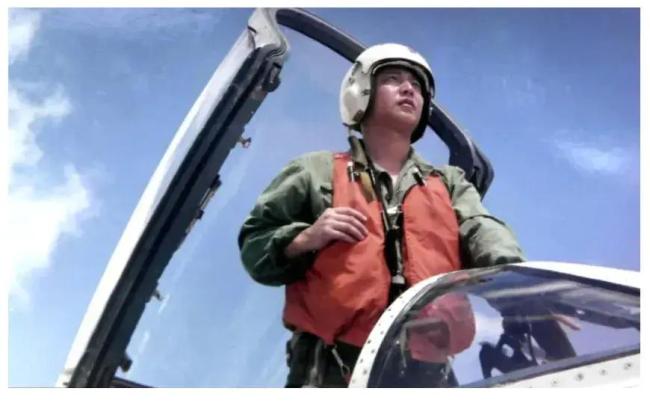 王伟遗孀带王伟照片看阅兵 81192请返航_新闻频道_中华网